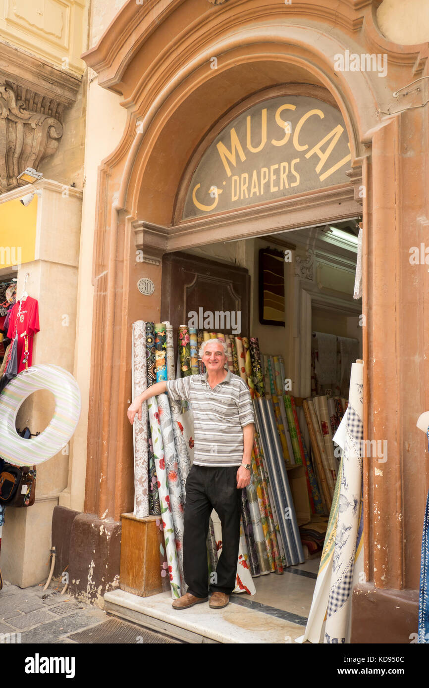 Drapers shop hi-res stock photography and images - Alamy