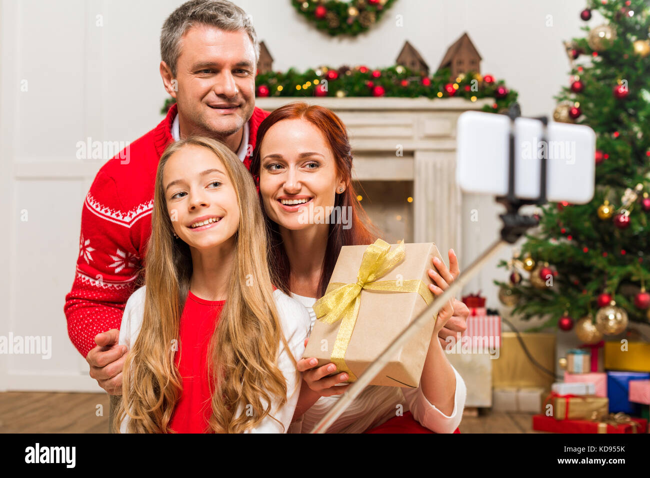 Selfie family celebrate christmas hi-res stock photography and images ...