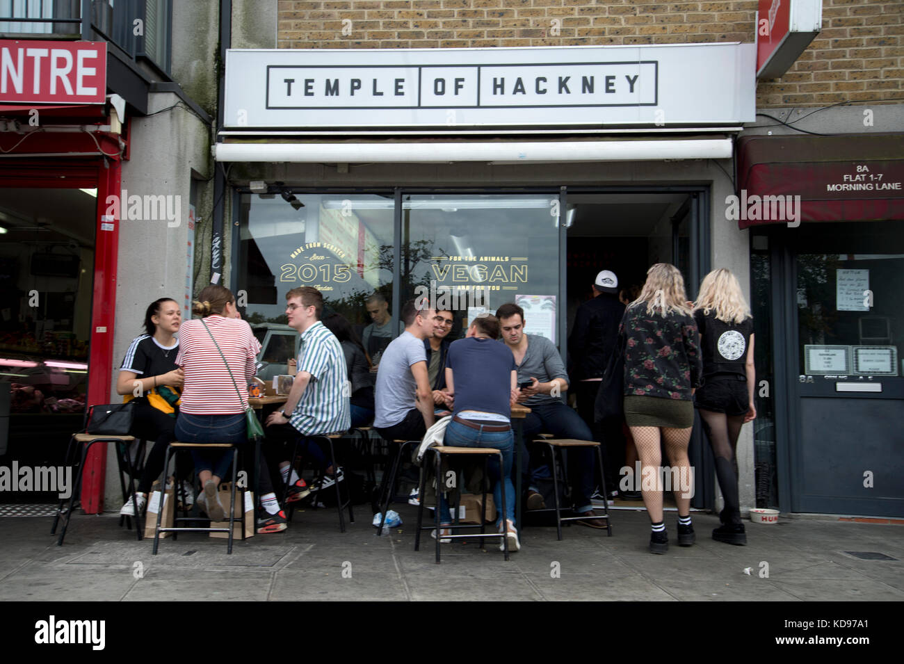 Girls outside cafe hi-res stock photography and images - Alamy