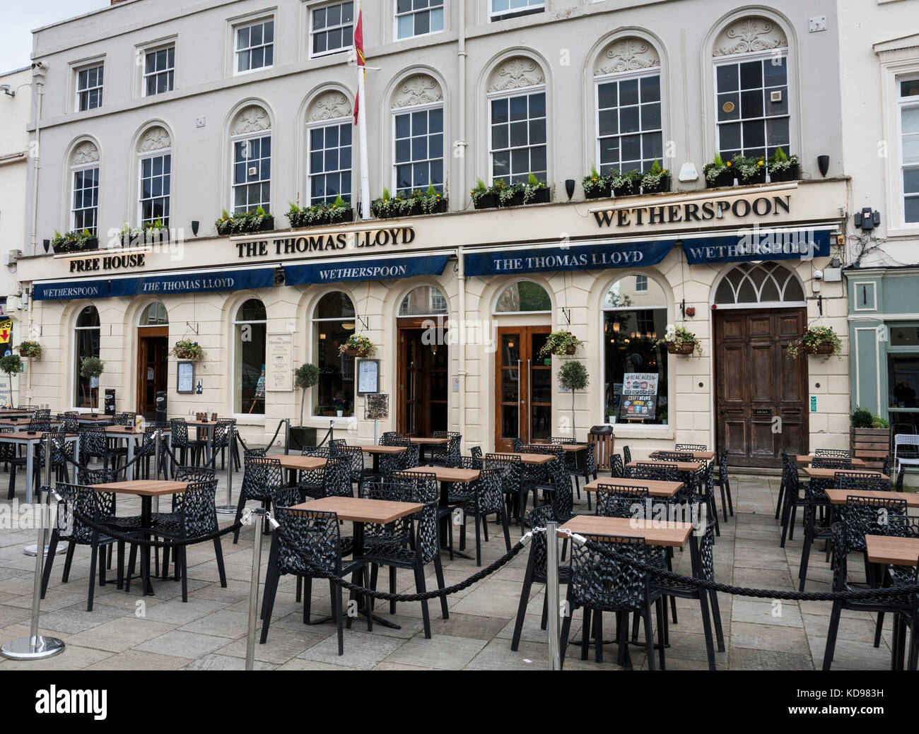 The Thomas Lloyd Wetherspoon Pub In Warwick England UK Stock Photo Alamy