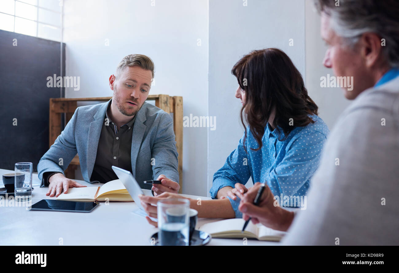 Work colleagues having a meeting together in an office Stock Photo - Alamy