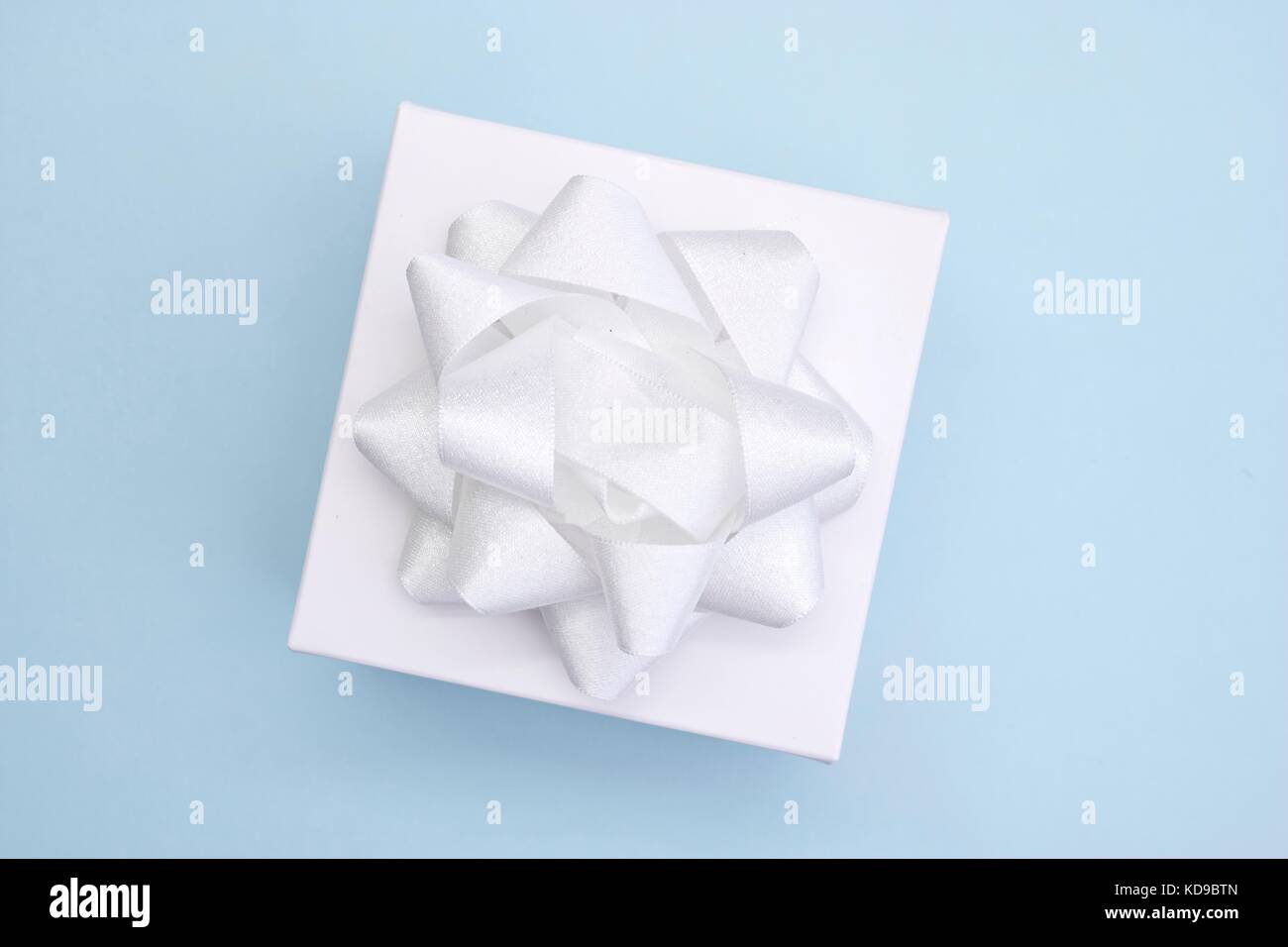 A studio photo of a gift wrapped present Stock Photo - Alamy