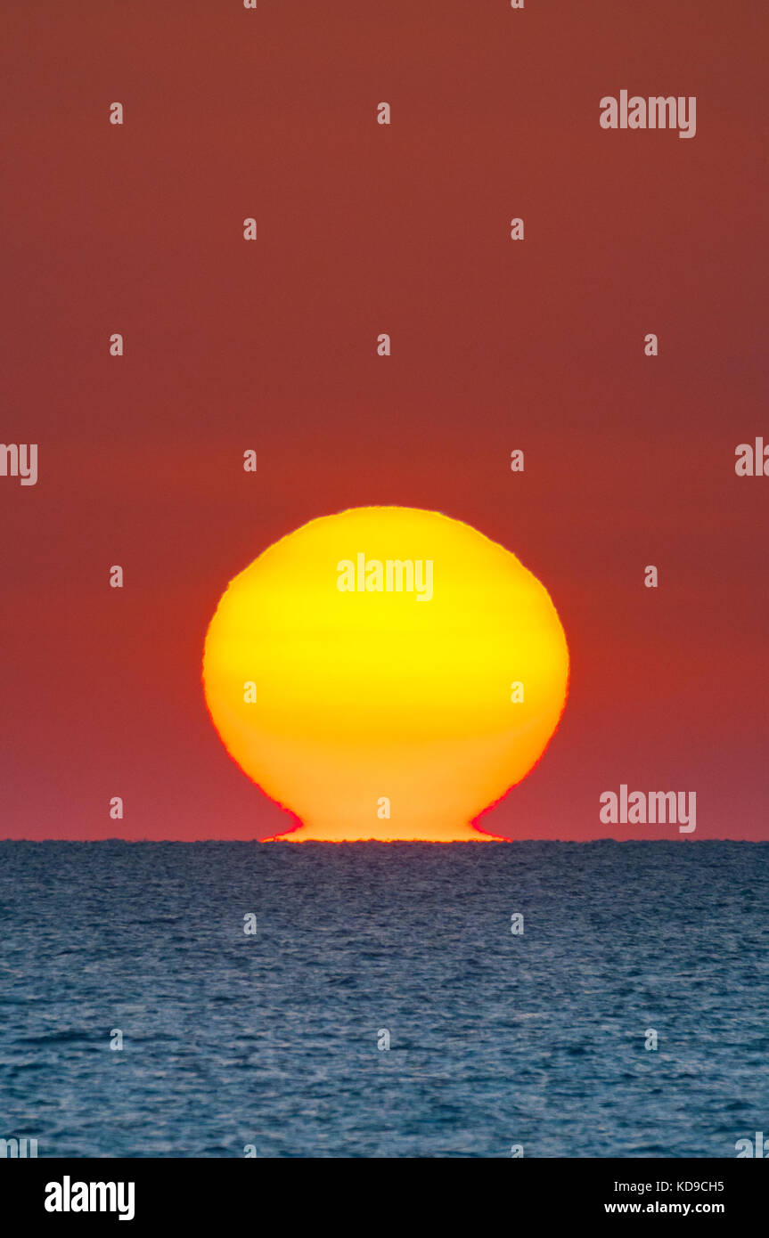 Close up sunset on the horizon of the Mediterranean sea Stock Photo - Alamy