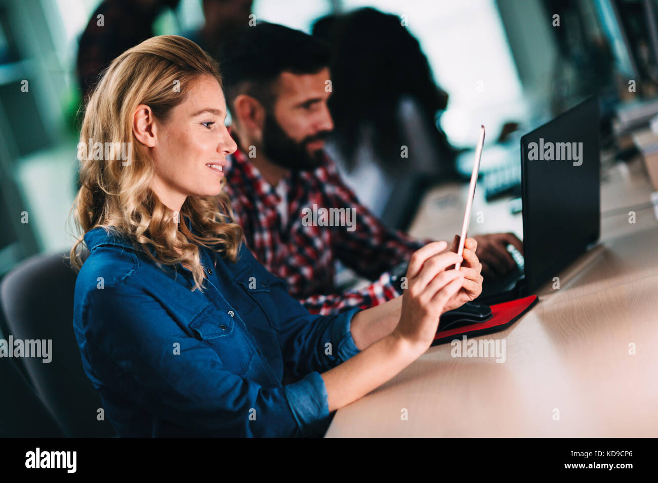 Software developer female hi-res stock photography and images - Alamy