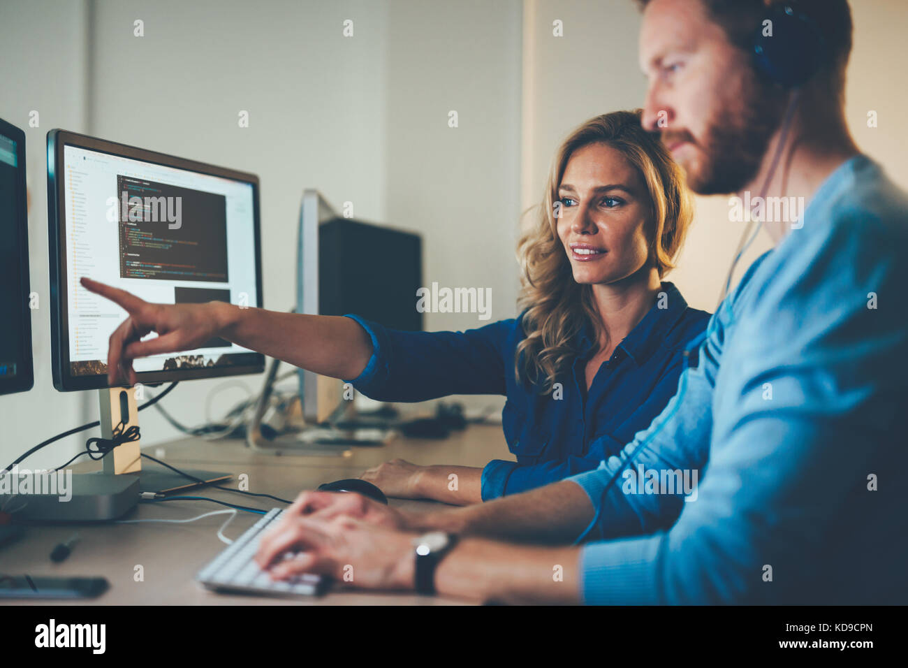 Programming language discuss hi-res stock photography and images - Alamy