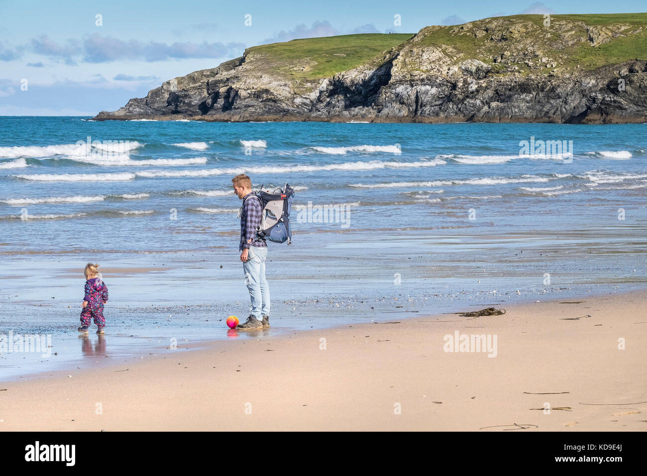 Family exploring beach hi-res stock photography and images - Alamy
