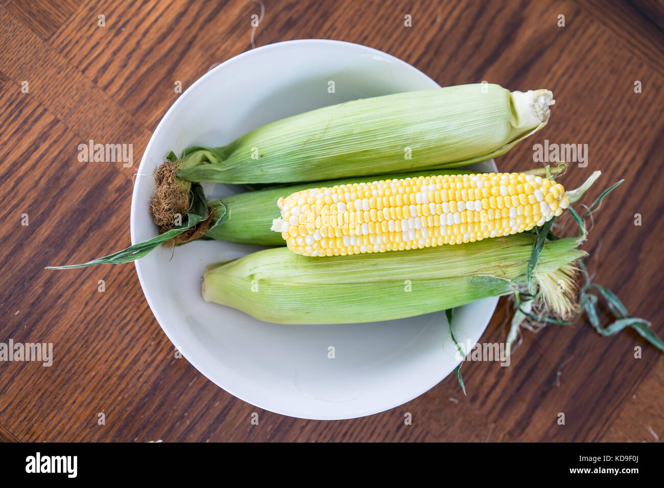 Fresh Corn On The Cob on a Brown Wooden Table Stock Photo - Alamy