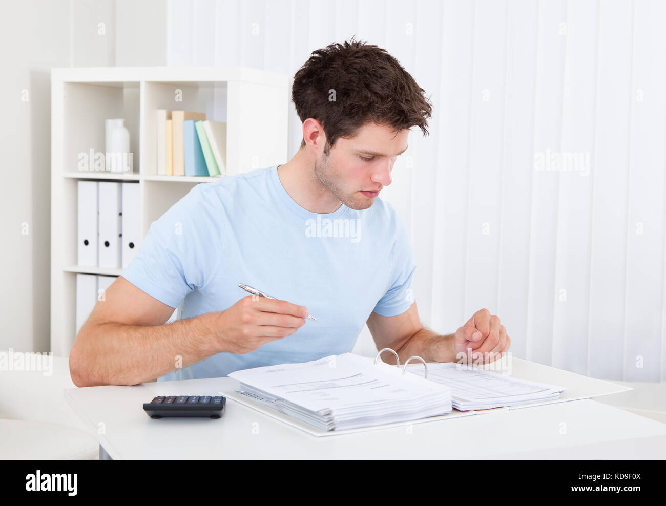 Accounting finance work man hi-res stock photography and images - Alamy