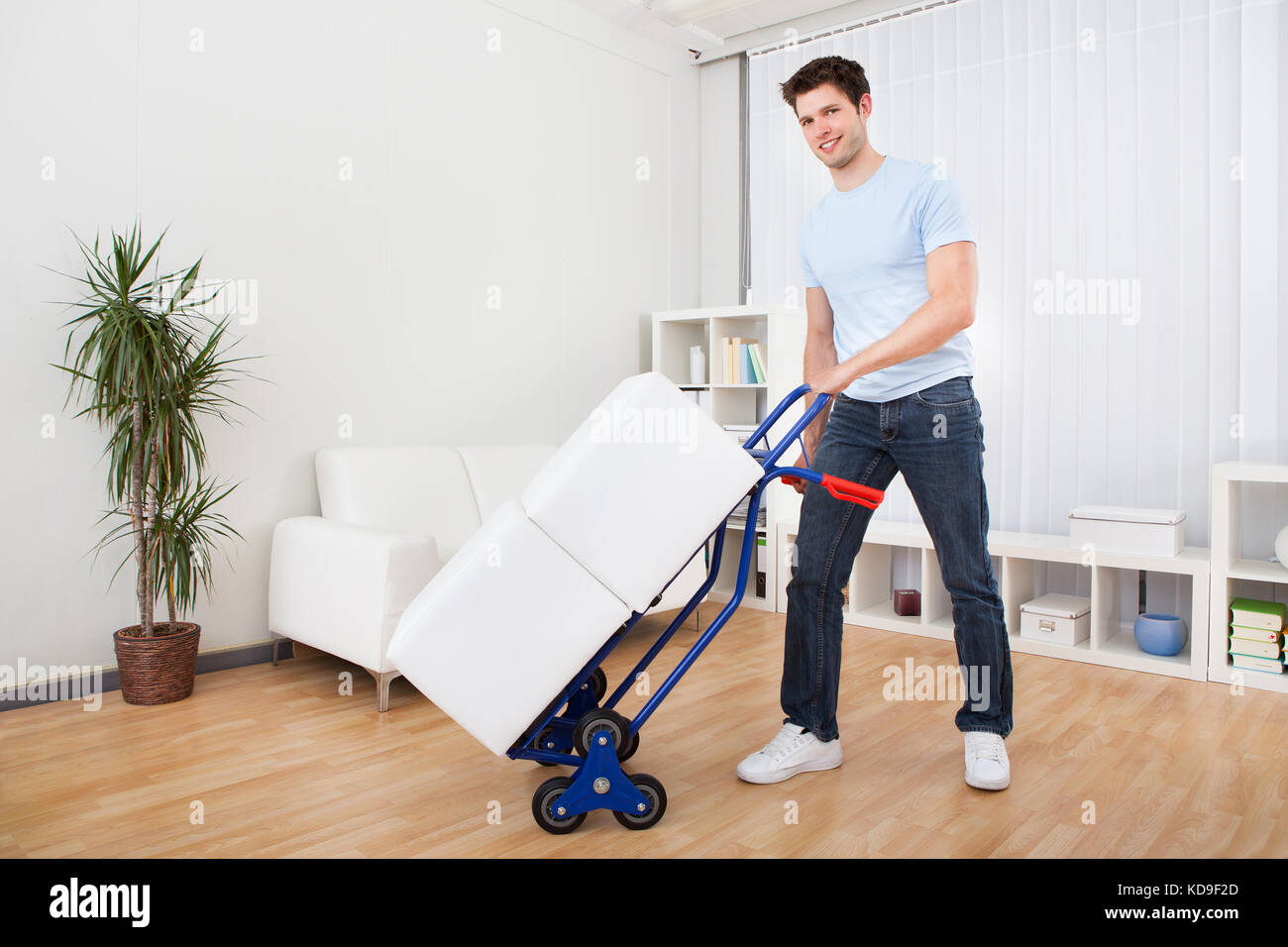 Man lifting heavy box hi-res stock photography and images - Alamy