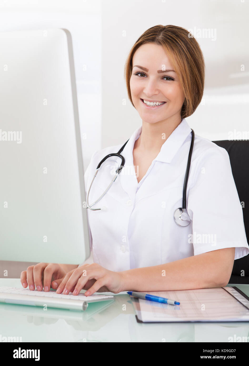 Hospital office worker hi-res stock photography and images - Alamy