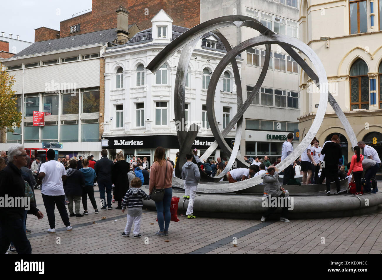 People watching a street display in Belfast at Arthur Square Stock ...