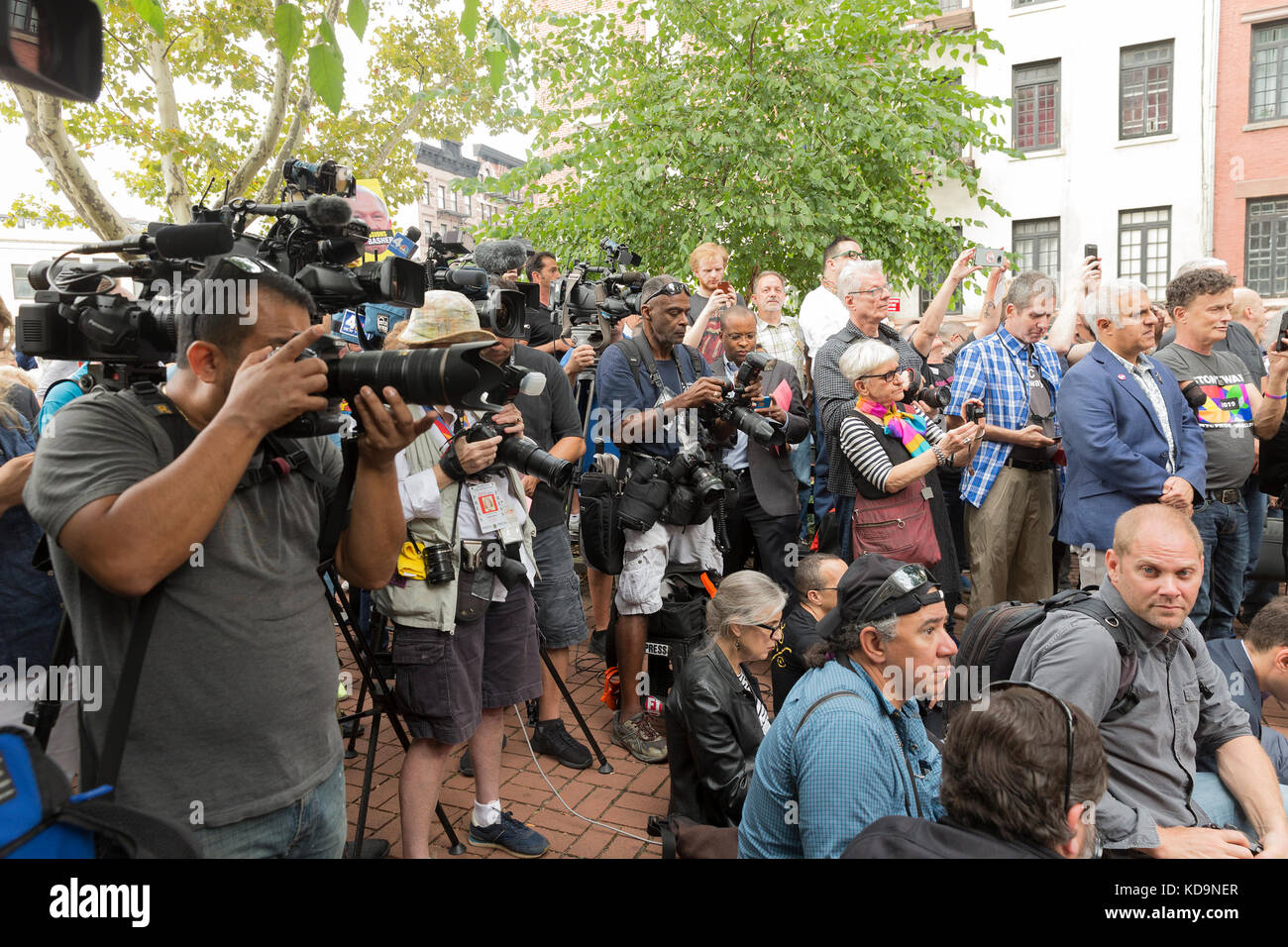 New York, United States. 11th Oct, 2017. Journalists covering ceremony ...