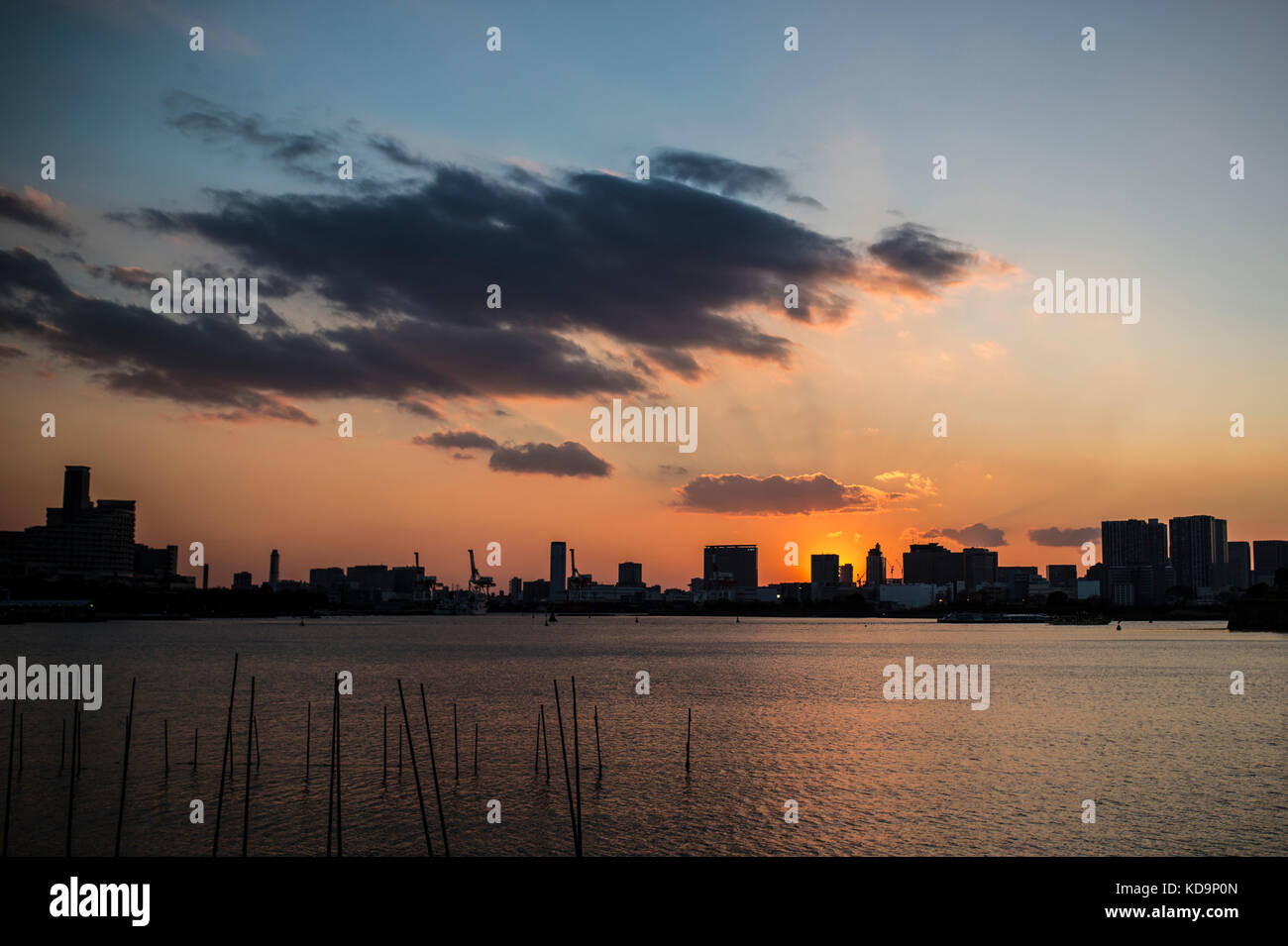 Japan skyline silhouette hi-res stock photography and images - Alamy