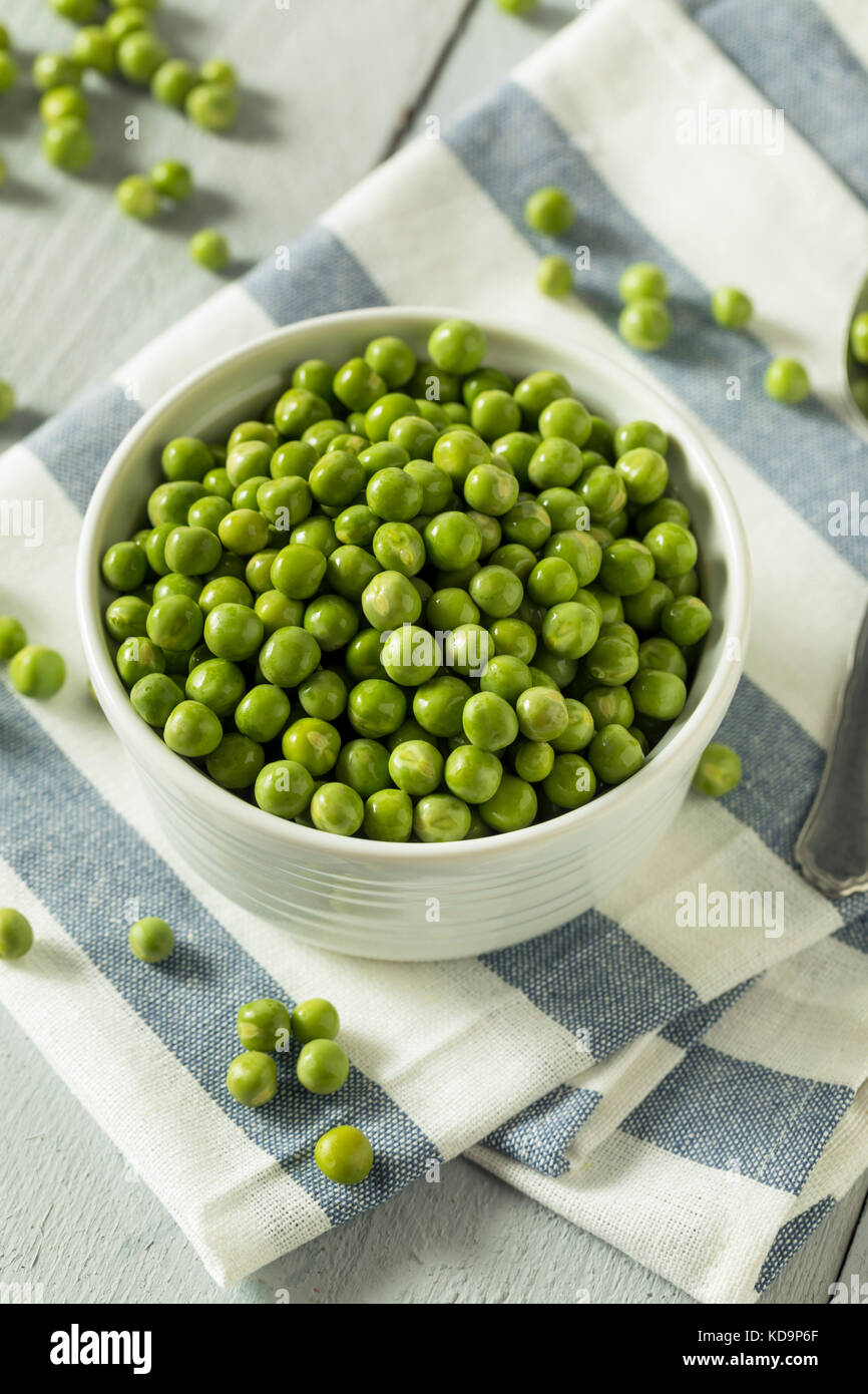 English shell peas hi-res stock photography and images - Alamy