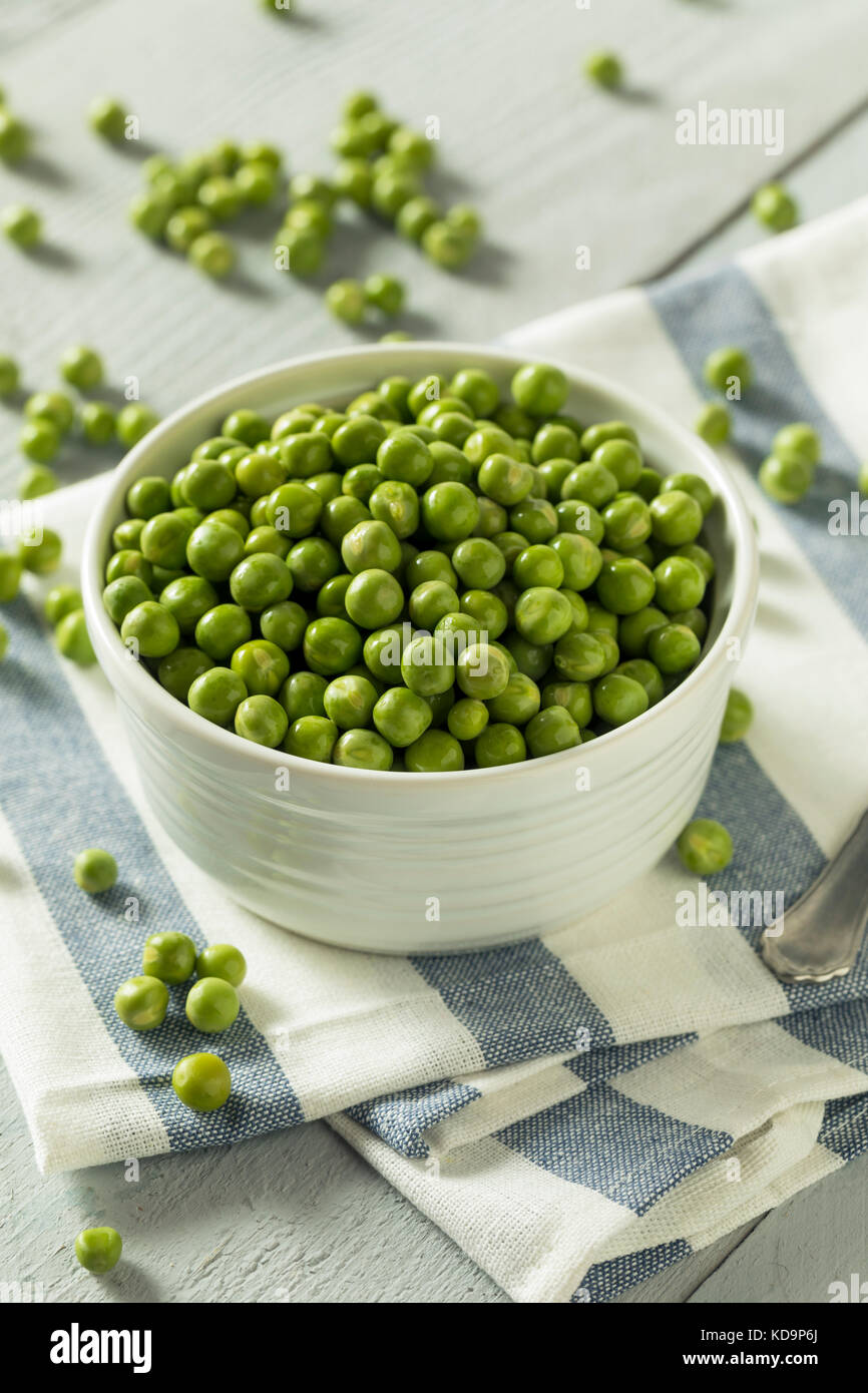 English shell peas hi-res stock photography and images - Alamy