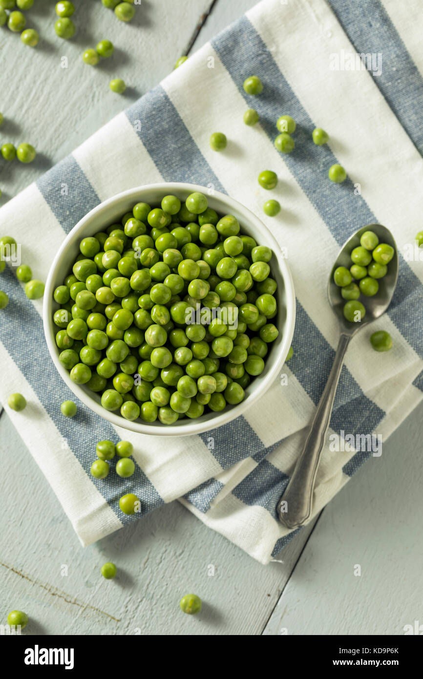 English shell peas hi-res stock photography and images - Alamy