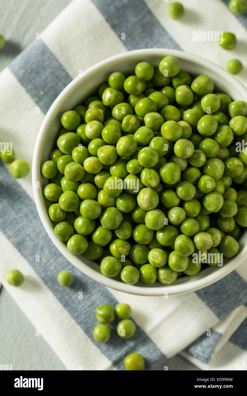 English shell peas hi-res stock photography and images - Alamy