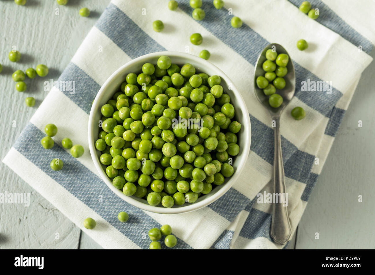English shell peas hi-res stock photography and images - Alamy