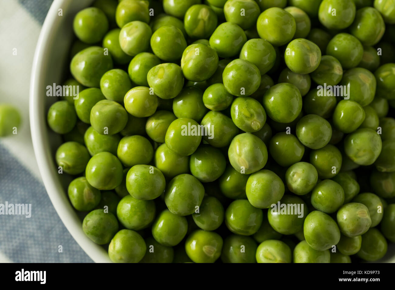 Raw Green Organic English Peas in a Bowl Stock Photo - Alamy