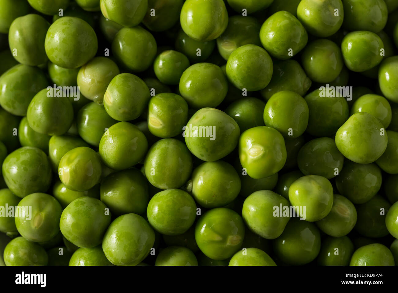 English shell peas hi-res stock photography and images - Alamy