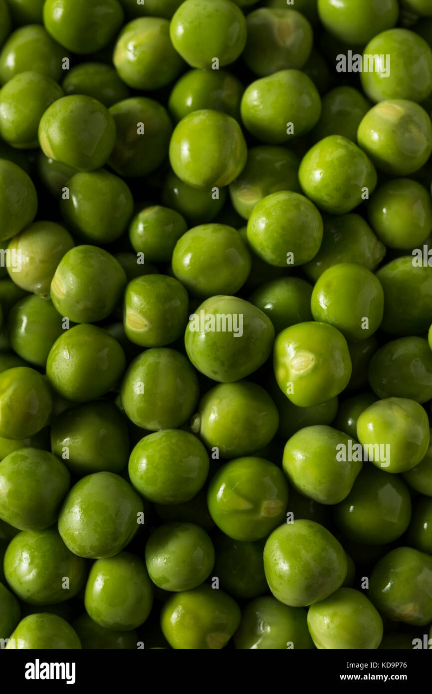 Raw Green Organic English Peas in a Bowl Stock Photo - Alamy