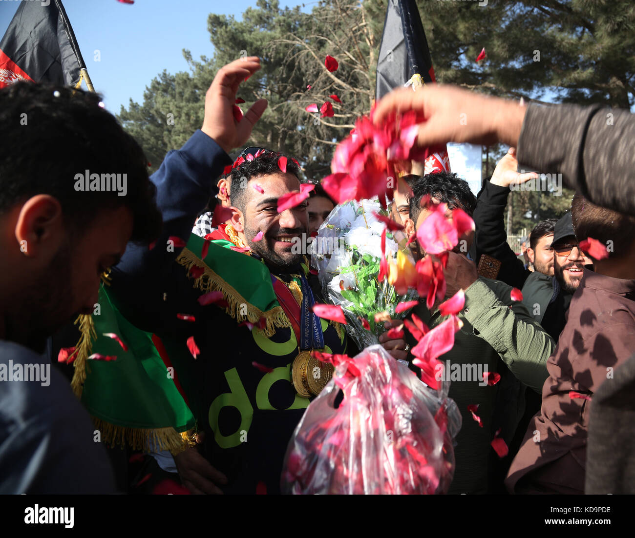 (1710011) -- KABUL, Oct. 11 (Xinhua) -- Afghan body building champion ...