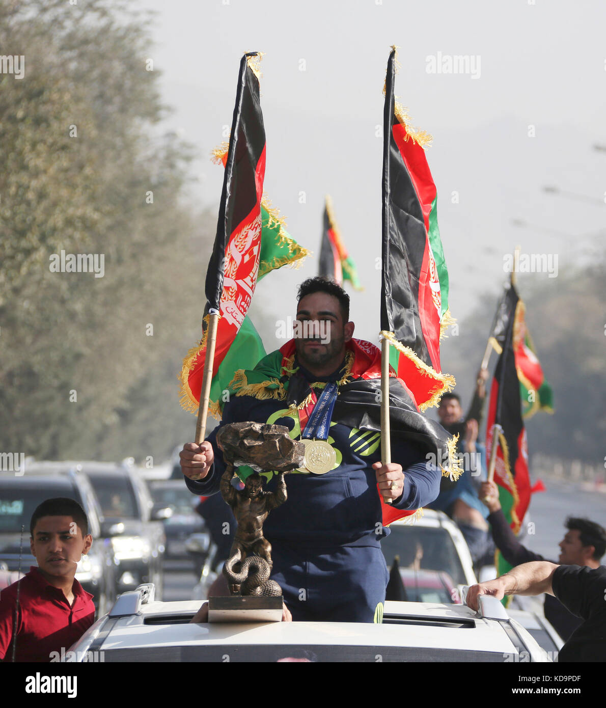 (1710011) -- KABUL, Oct. 11 (Xinhua) -- Afghan body building champion ...