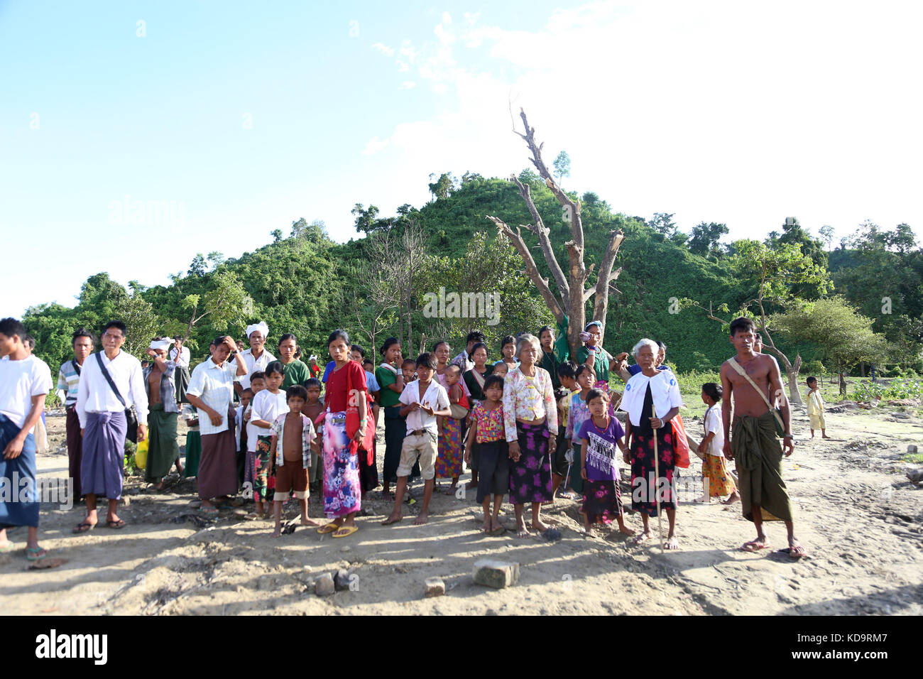 Rakhine, Myanmar's northern Rakhine state. 10th Oct, 2017. Ethnic Mro ...