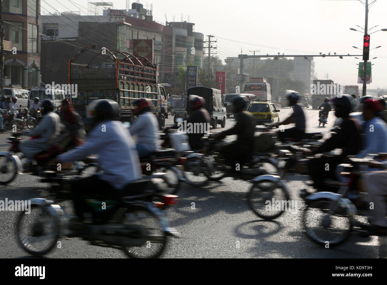 (171011) -- RAWALPINDI, Oct. 11, 2017 (Xinhua) -- People ride ...