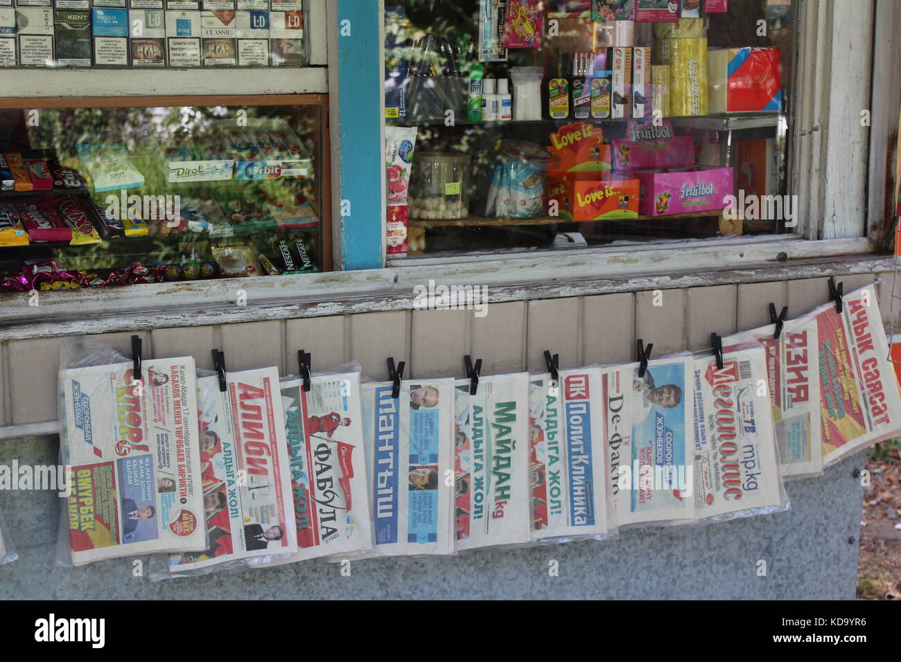 Hanging newspapers hi-res stock photography and images - Alamy
