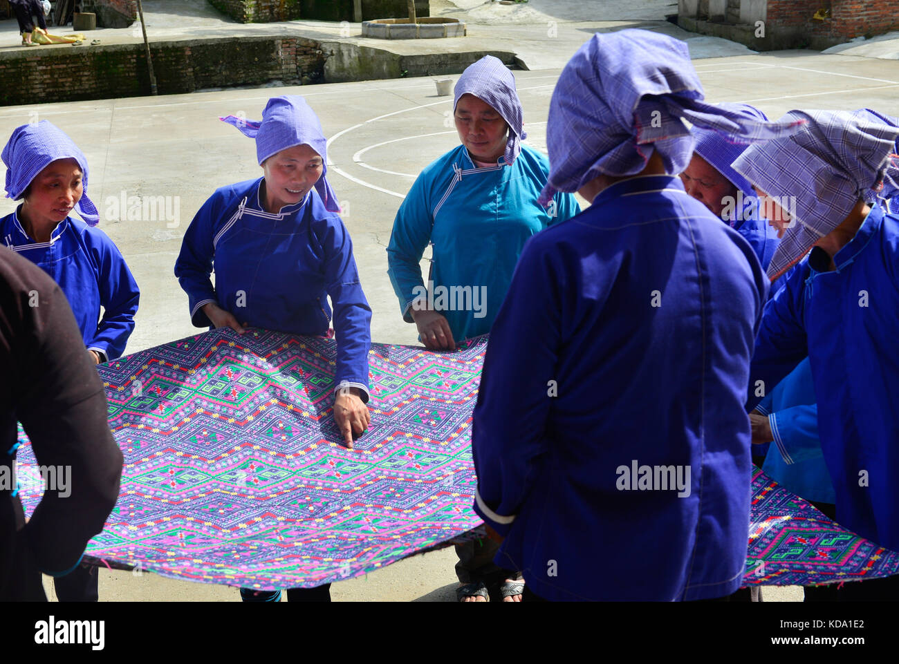 Beijing, China. 12th Oct, 2017. Su Tianmei (2nd L), secretary of the ...