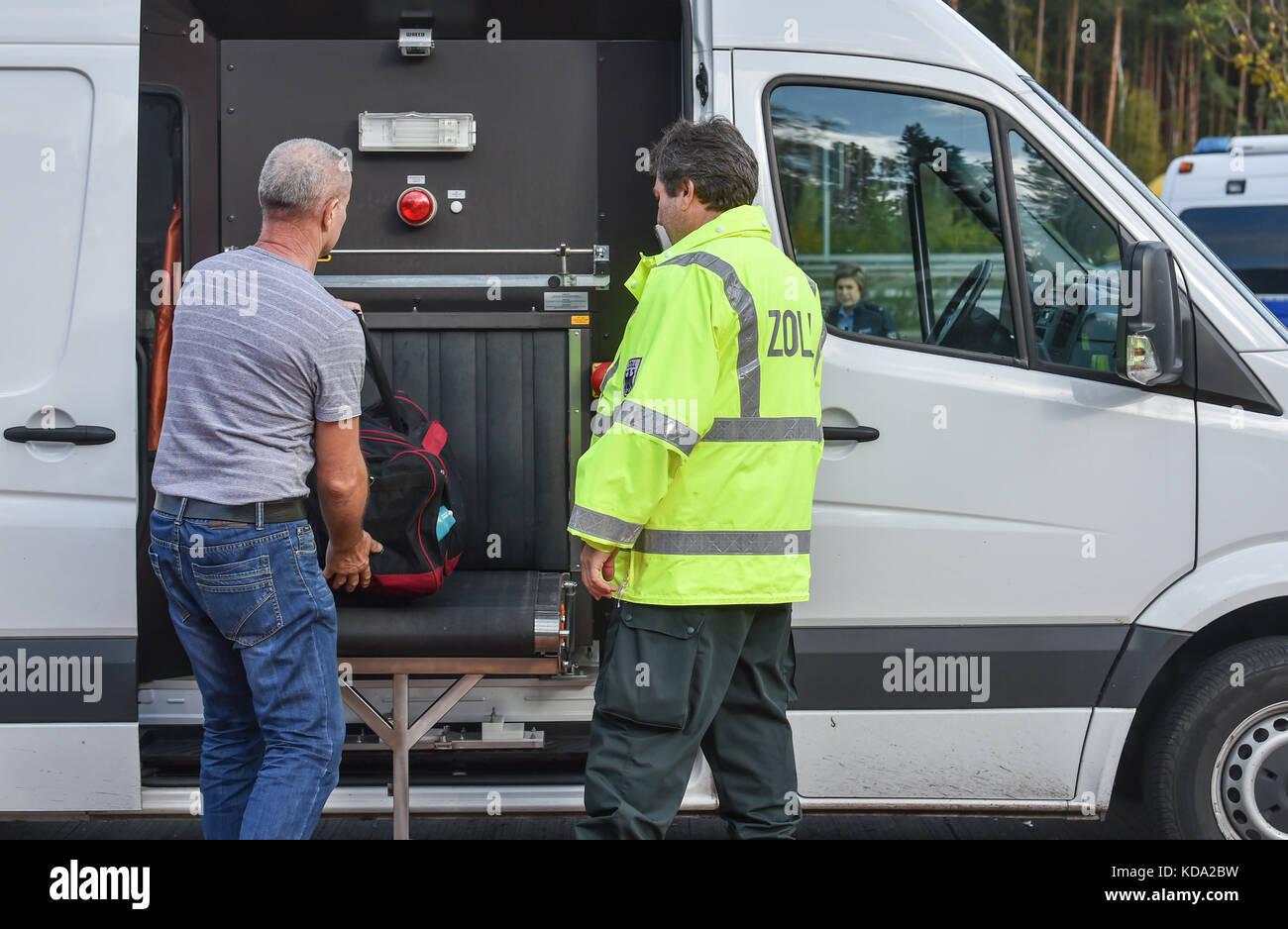 Briesen, Germany. 12th Oct, 2017. A man's luggage being checked with a ...