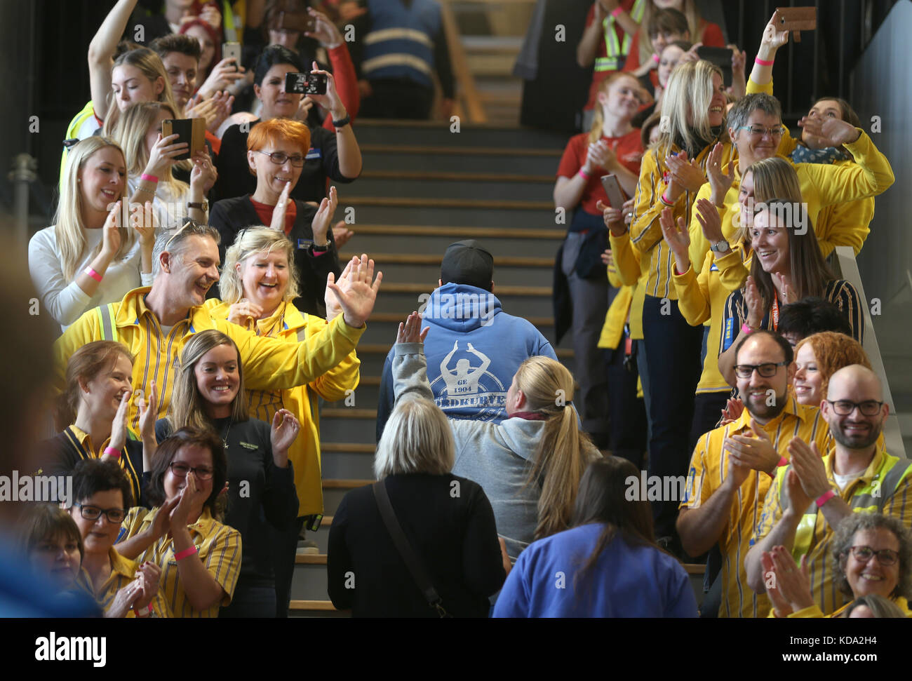 Kaarst, Germany. 12th Oct, 2017. Employeers of an IKEA store greeting ...