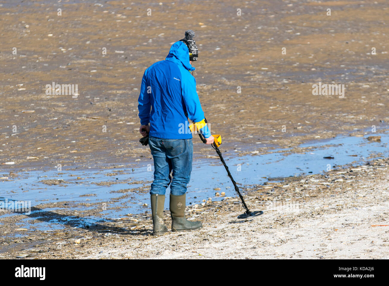 Scour the beach hi-res stock photography and images - Alamy