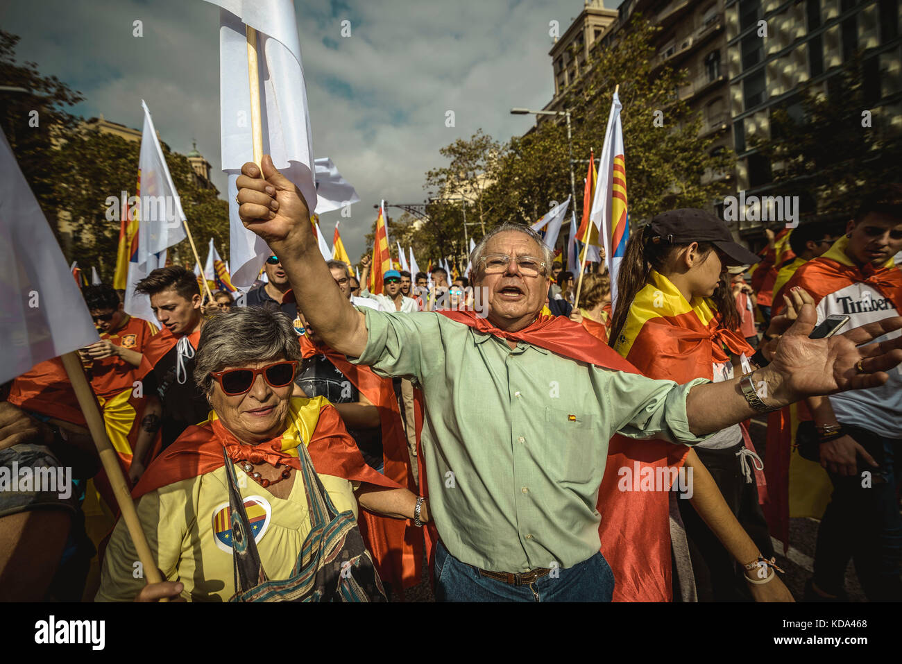 Barcelona, Spain. 12th Oct, 2017. Anti-separatist Catalans shout ...