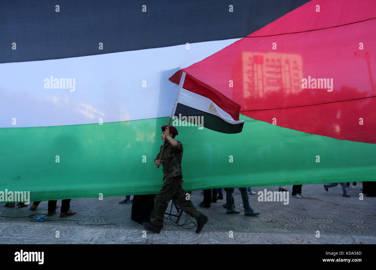 Gaza City, Gaza Strip, Palestinian Territory. 12th Oct, 2017. A group ...
