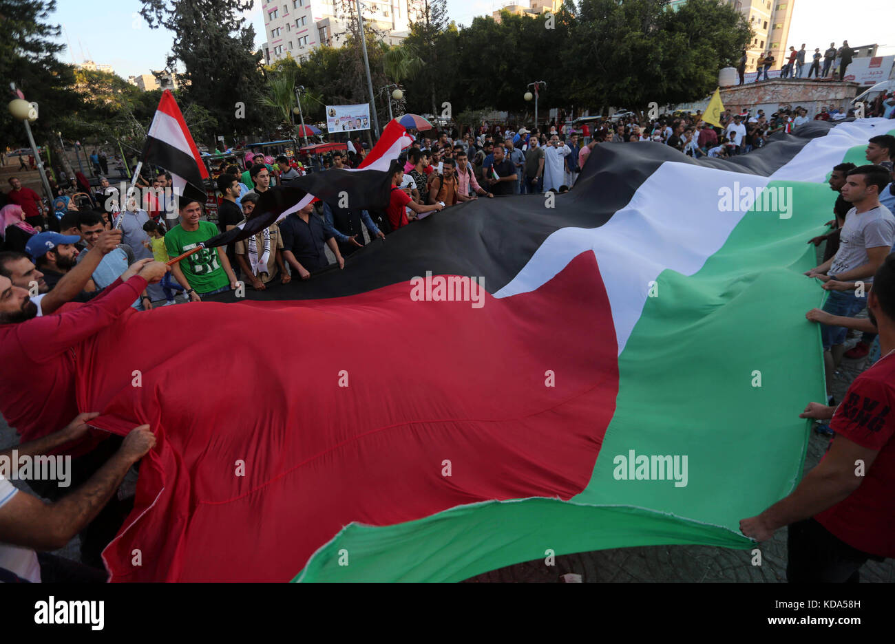 Gaza City, Gaza Strip, Palestinian Territory. 12th Oct, 2017. A group ...