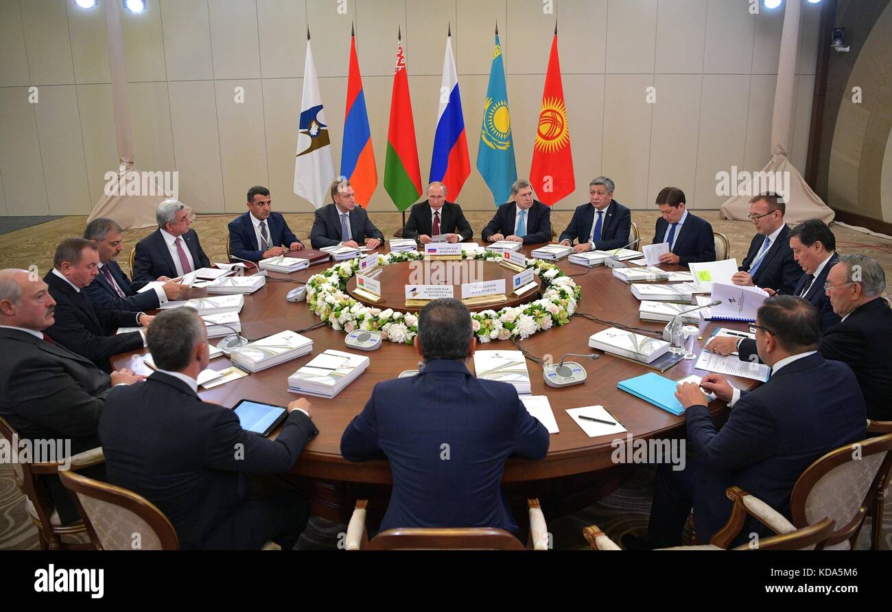 Round table conference hi-res stock photography and images - Alamy