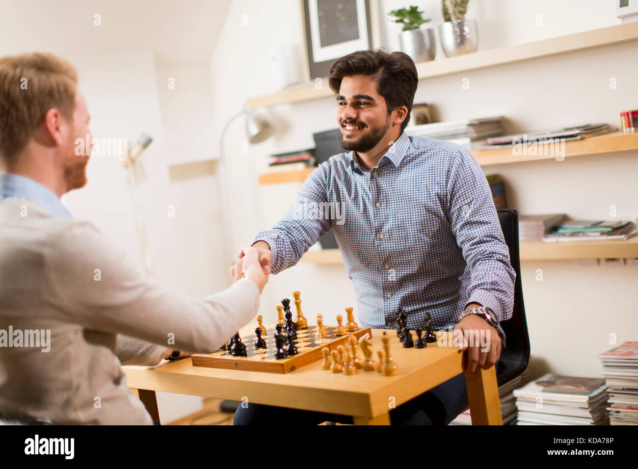 Friends playing chess at home Stock Photo - Alamy