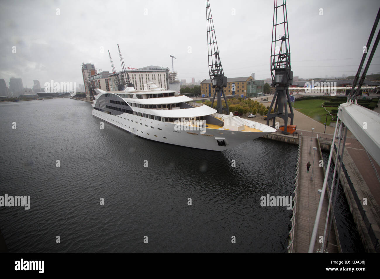 Sunborn London is a floating super-yacht hotel with Canary Wharf in ...