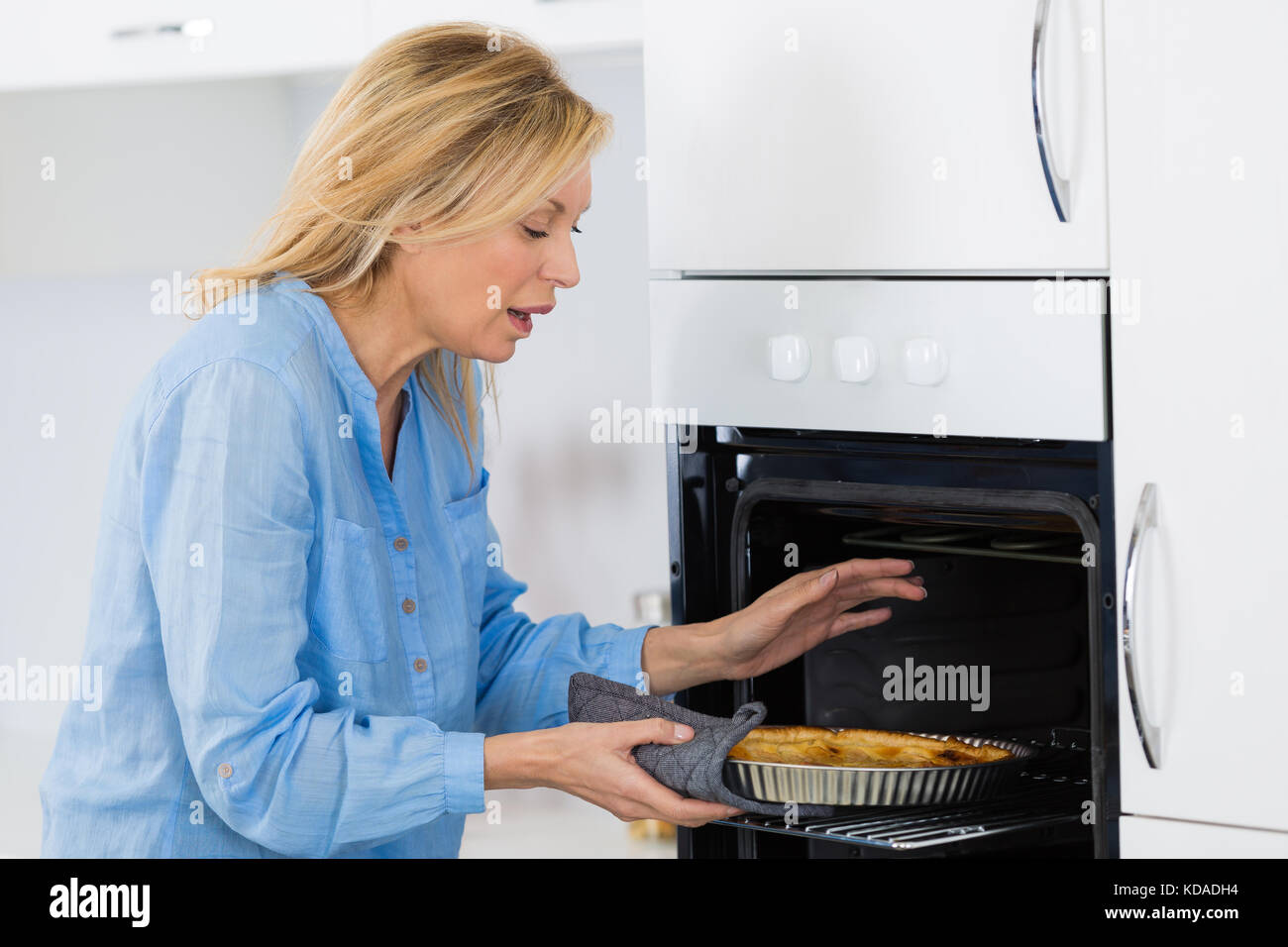 Kitchen burn hand hi-res stock photography and images - Alamy