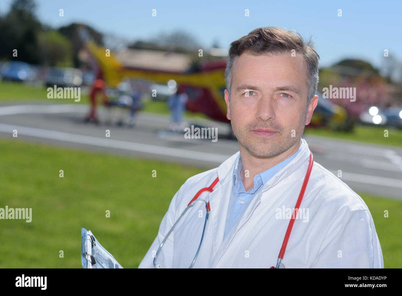 a doctor standing by a helicopter Stock Photo - Alamy