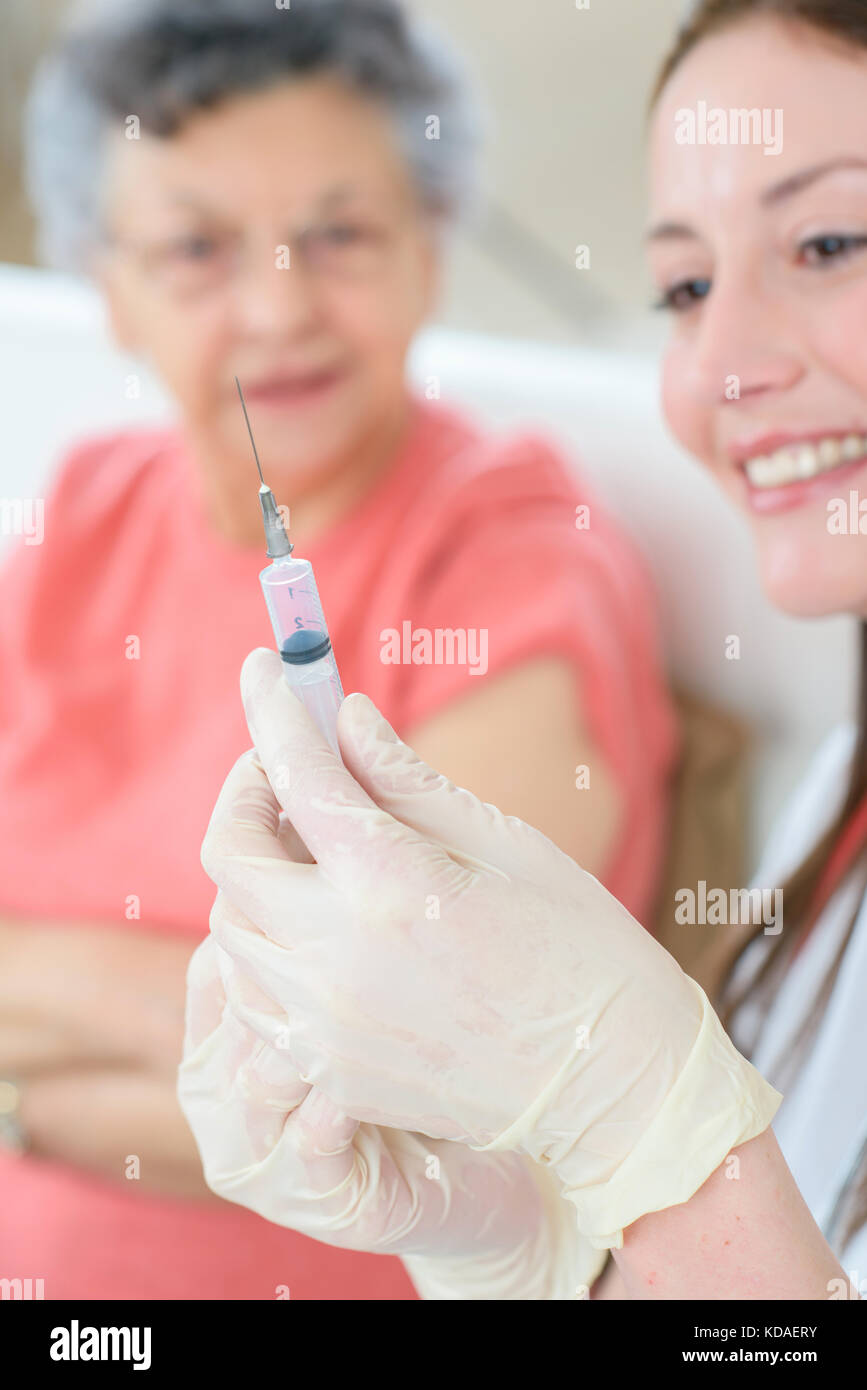 Doctor preparing a syringe Stock Photo - Alamy