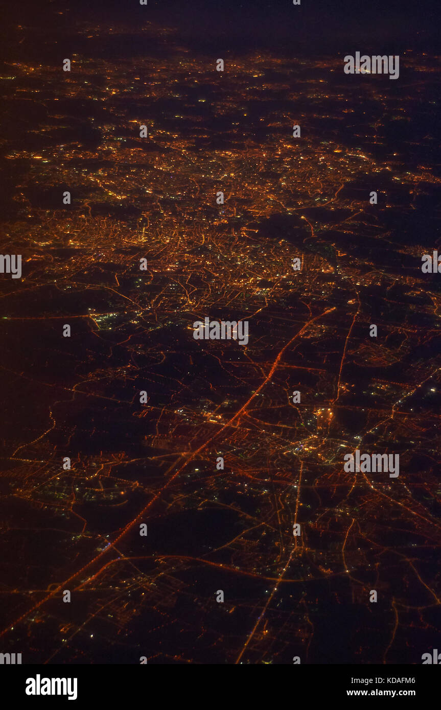 Night view of city from airplane hi-res stock photography and images ...