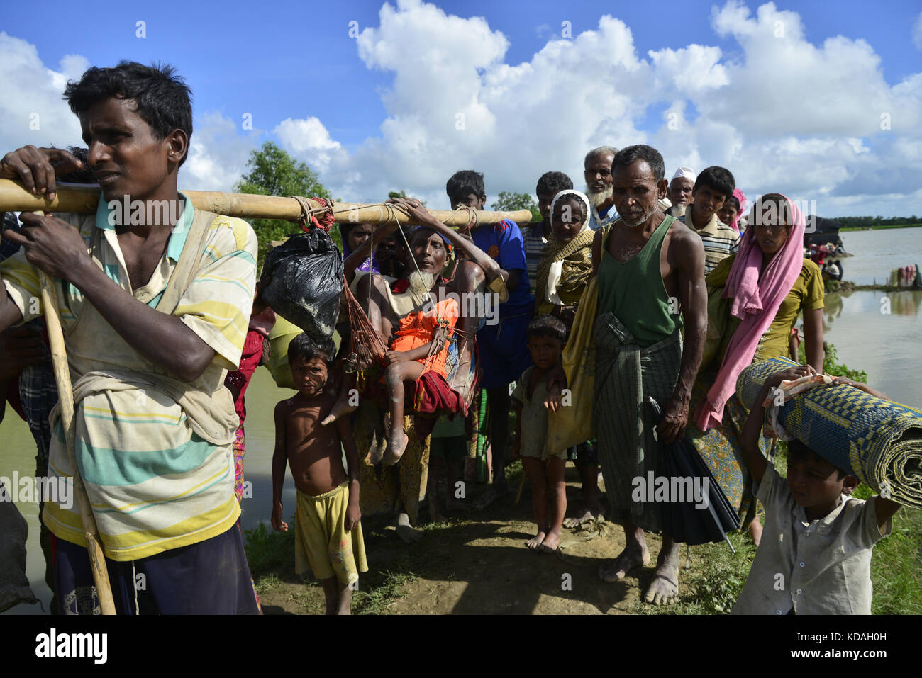Hundreds of Rohingya people crossing Bangladesh's border as they flee ...