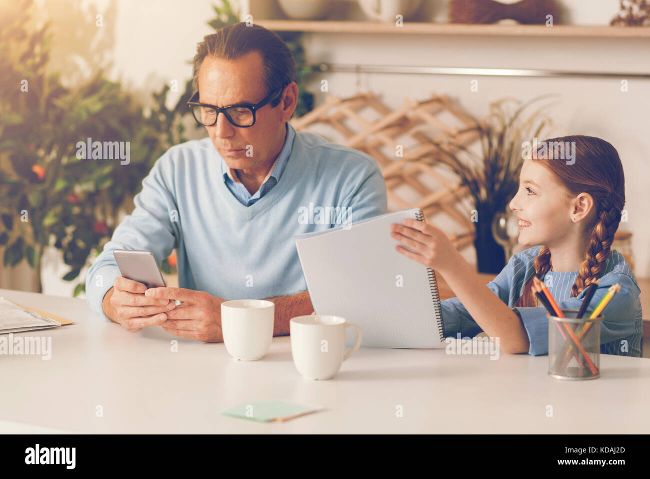 Parent phone ignoring child hi-res stock photography and images - Alamy