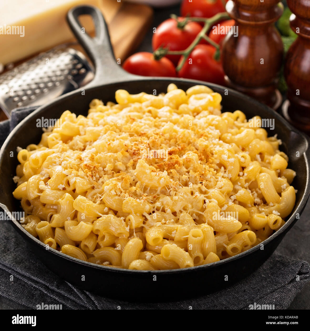 Mac and cheese in a cast iron pan Stock Photo - Alamy