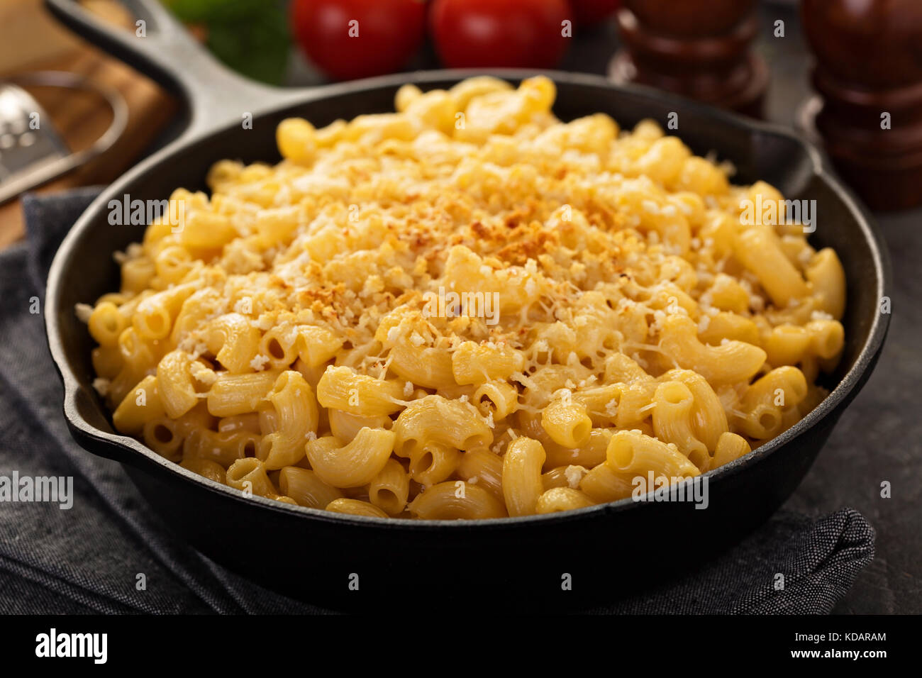Mac and cheese in a cast iron pan Stock Photo - Alamy