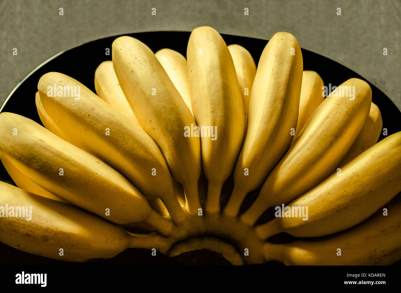 Bananas on a black plate hi-res stock photography and images - Alamy