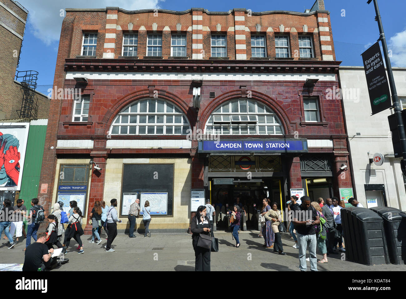 Camden tube station hi-res stock photography and images - Alamy